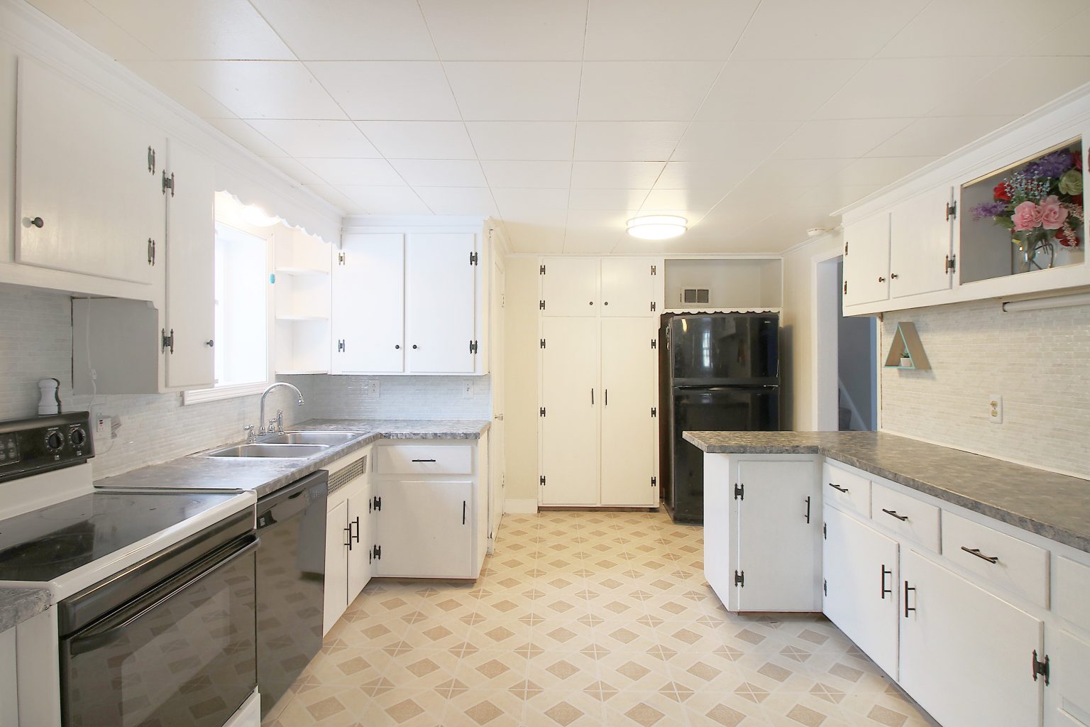 How to do a Complete Kitchen Makeover on a Tiny Budget (Under $400 ...